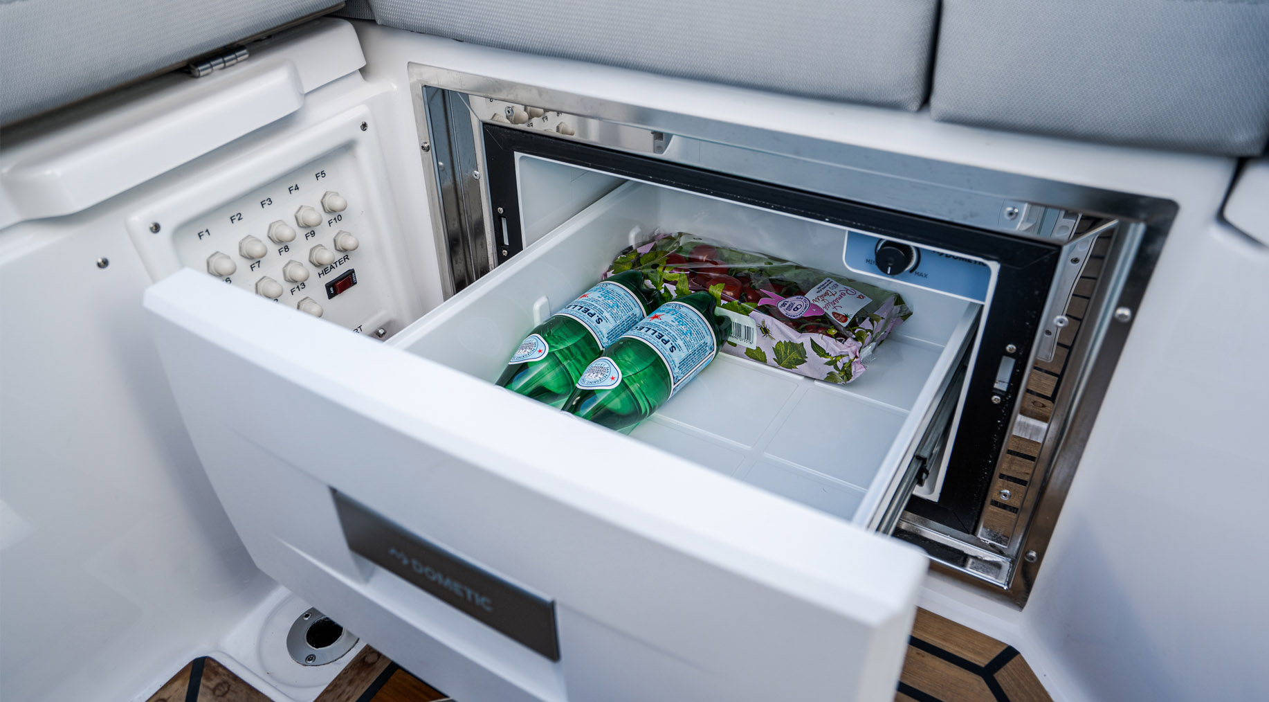 Flipper 650 DC - Flipper Boats - Small Day Cruiser